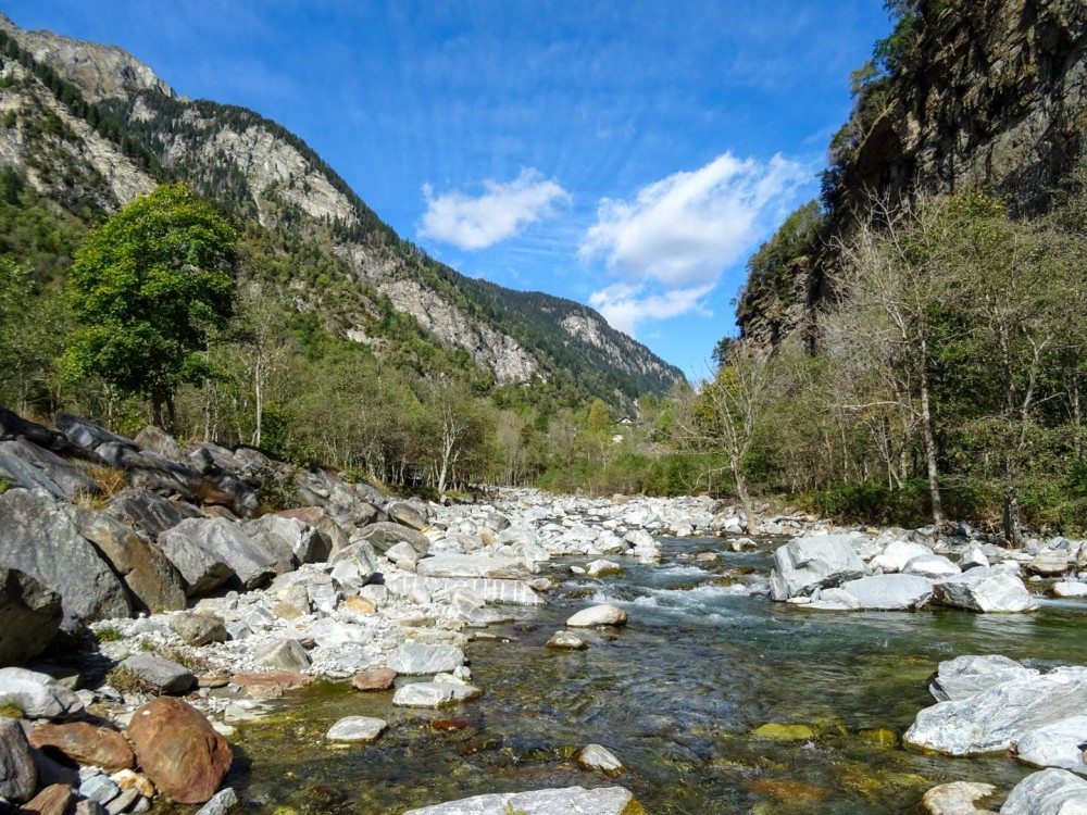 Le long de la Calancasca dans le Parco Val Calanca